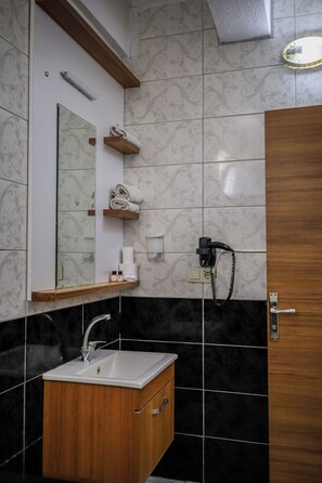 Quarto casal ou duplo (Double) | Banheiro | Chuveiro, produtos de toalete grátis, secador de cabelo, chinelos
