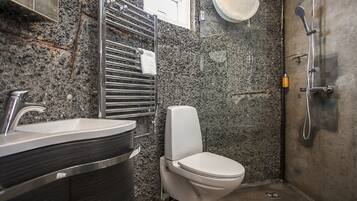 Estúdio | Banheiro | Chuveiro, produtos de toalete grátis, secador de cabelo