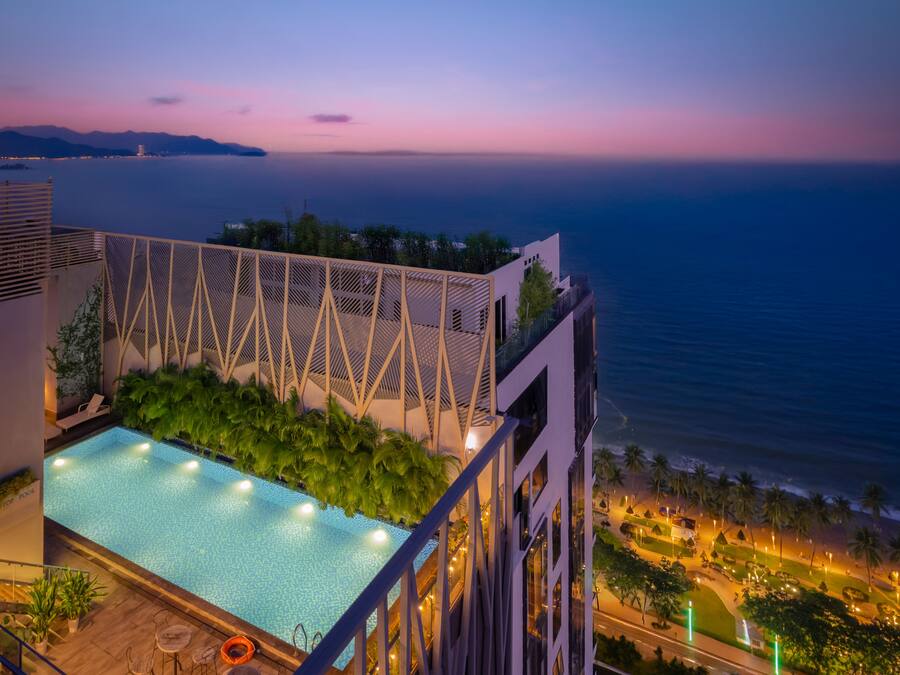 Piscina exterior, guarda-sóis, espreguiçadeiras