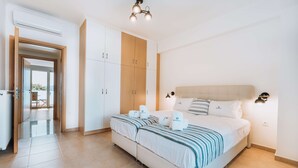 Quarto com cama, guarda-roupa e luminária no teto.