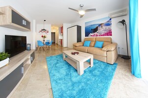 Estúdio, no piso térreo | Sala de estar | TV de tela plana