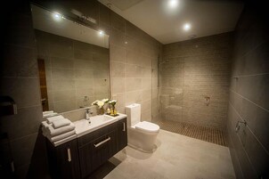 Quarto casal de uso individual, 2 quartos | Banheiro | Produtos de toalete grátis, secador de cabelo, toalhas de banho 