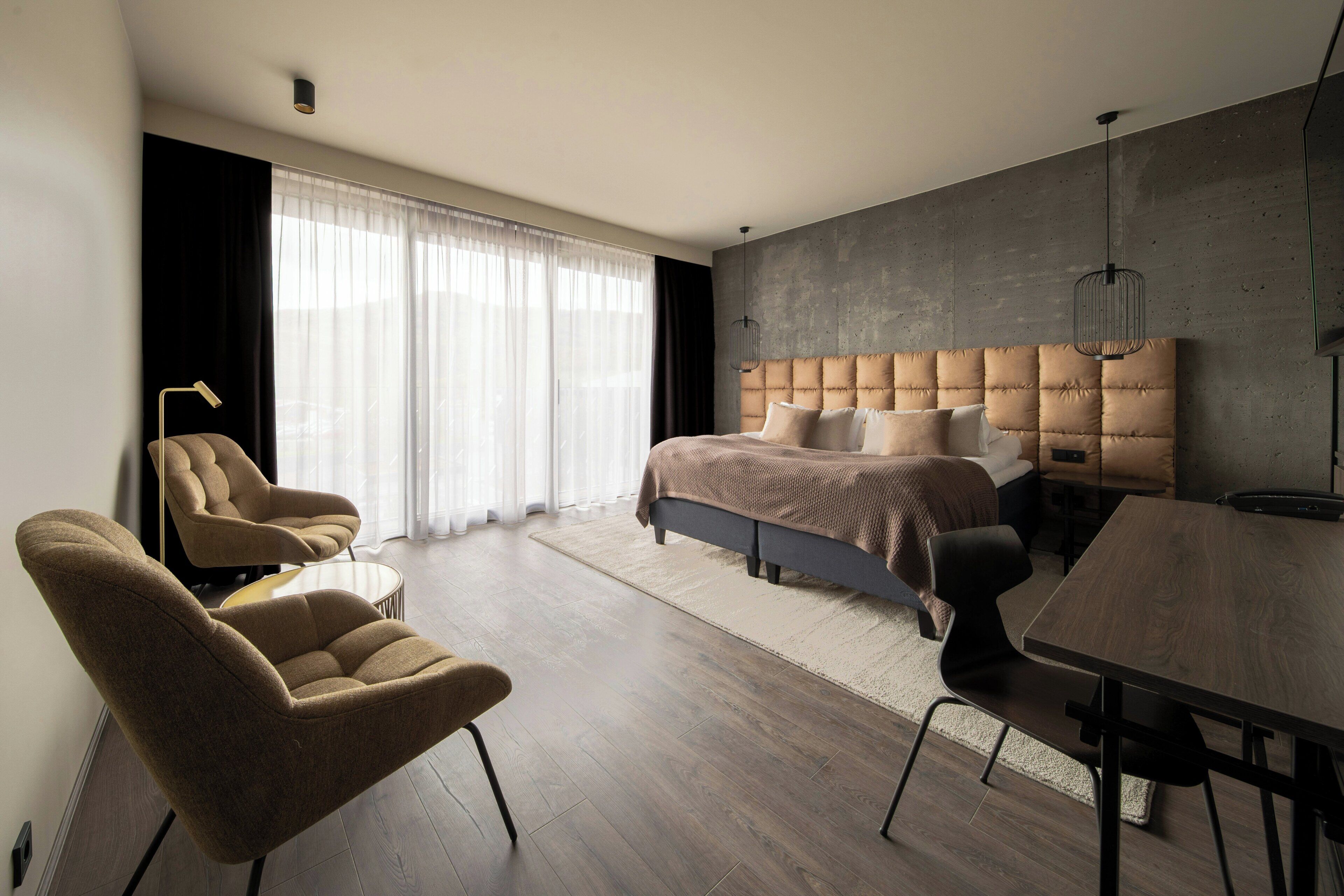 Cofres nos quartos, escrivaninha, espaço de trabalho para notebook