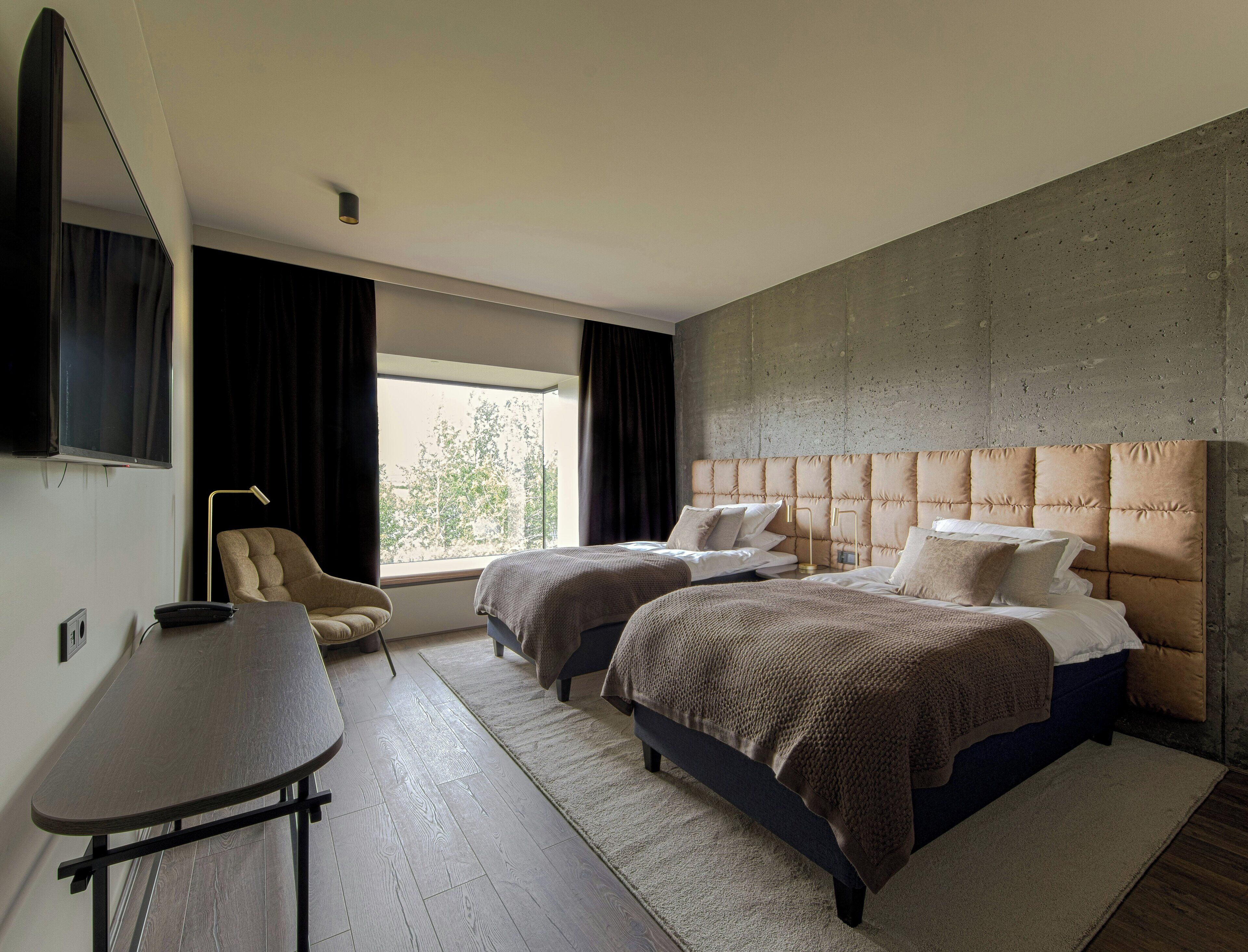 Quarto duplo standard | Cofres nos quartos, escrivaninha, espaço de trabalho para notebook