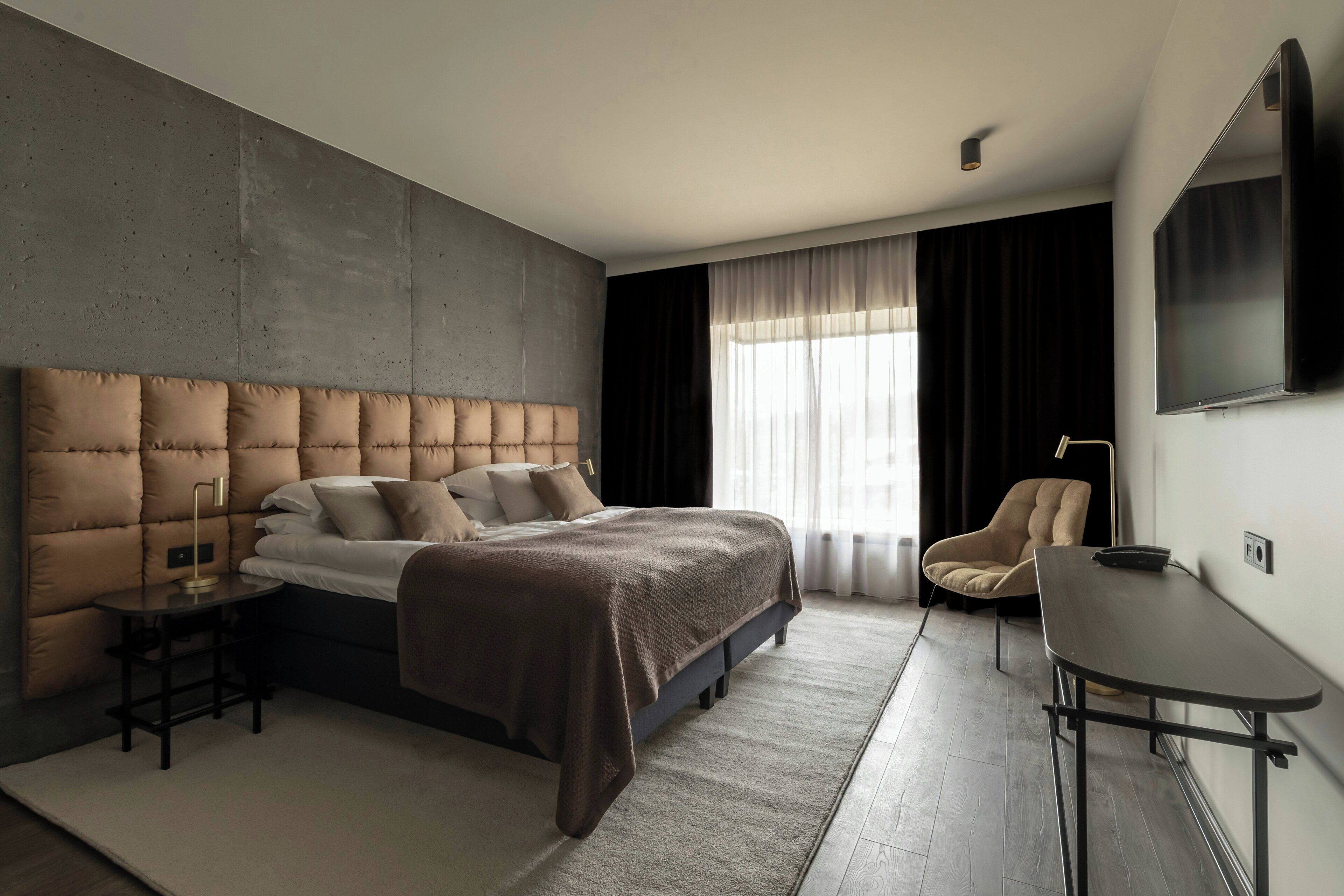 Quarto casal standard | Cofres nos quartos, escrivaninha, espaço de trabalho para notebook