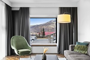 Suíte, sacada | Cofres nos quartos, escrivaninha, espaço de trabalho para notebook