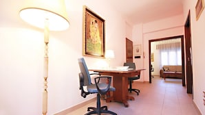 Apartamento, várias camas (Near metro Cipro, Balduina area, WIFI) | Equipamento para trabalhar no quarto
