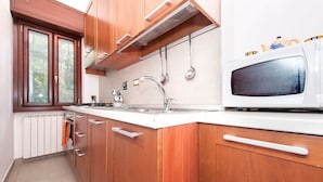 Apartamento, várias camas (Near metro Cipro, Balduina area, WIFI) | Kitchenette privada | Um micro-ondas, uma placa de cozinha, utensílios de cozinha 