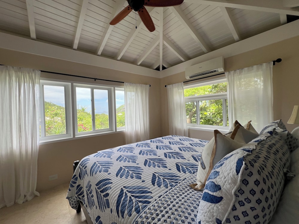 Private Pool Overlooking Ocean, Large Deck On Estate Property. Great Privacy. - Saint John