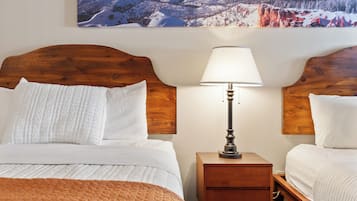 Quarto, 2 camas queen-size, não fumadores, vista para a montanha | Secretária, secretária adequada para computadores portáteis