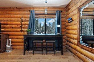 Quarto, 1 cama king-size, não fumadores, vista para a montanha | Secretária, secretária adequada para computadores portáteis 