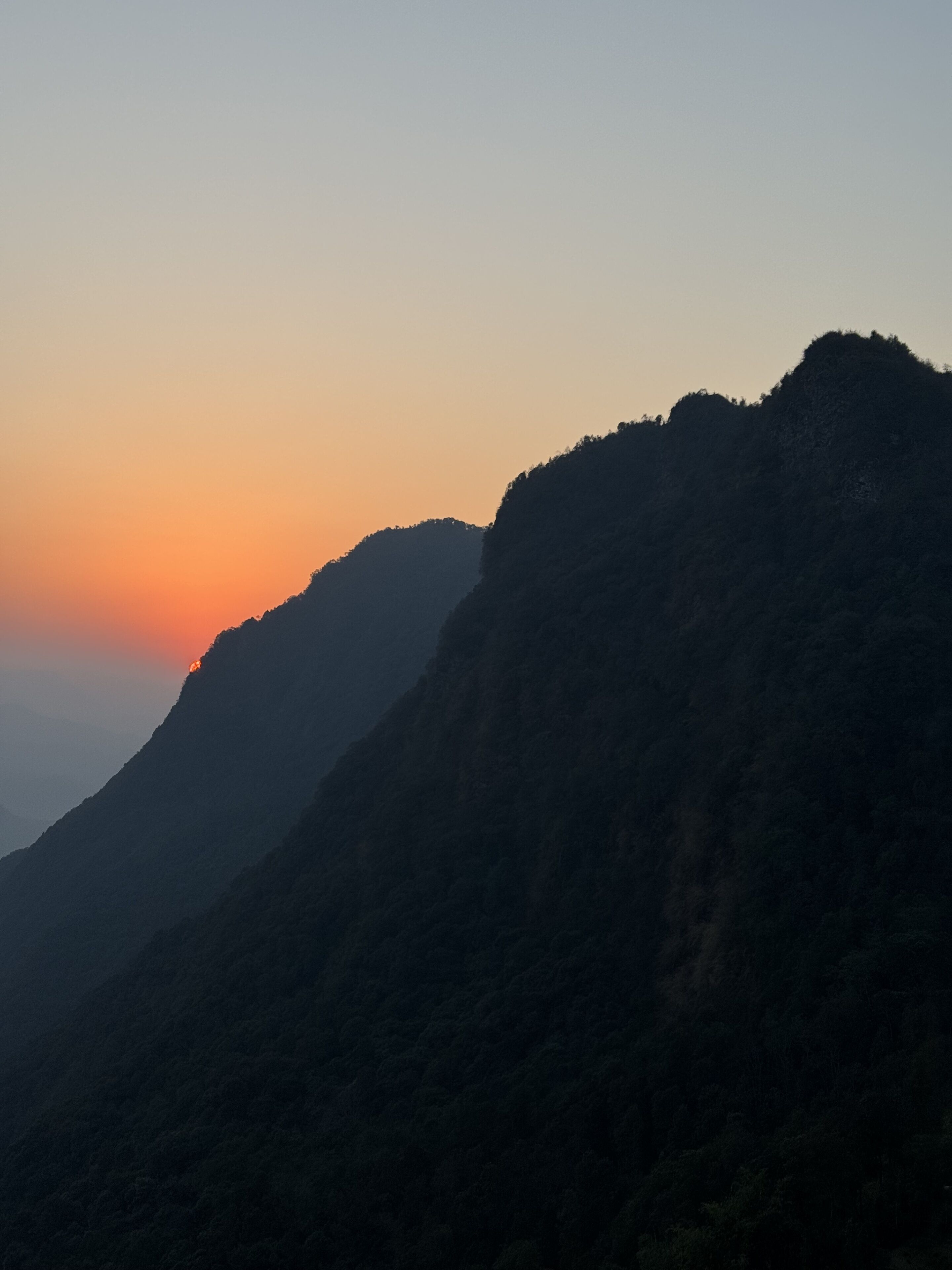 Paisagem montanhosa ao pôr do sol.