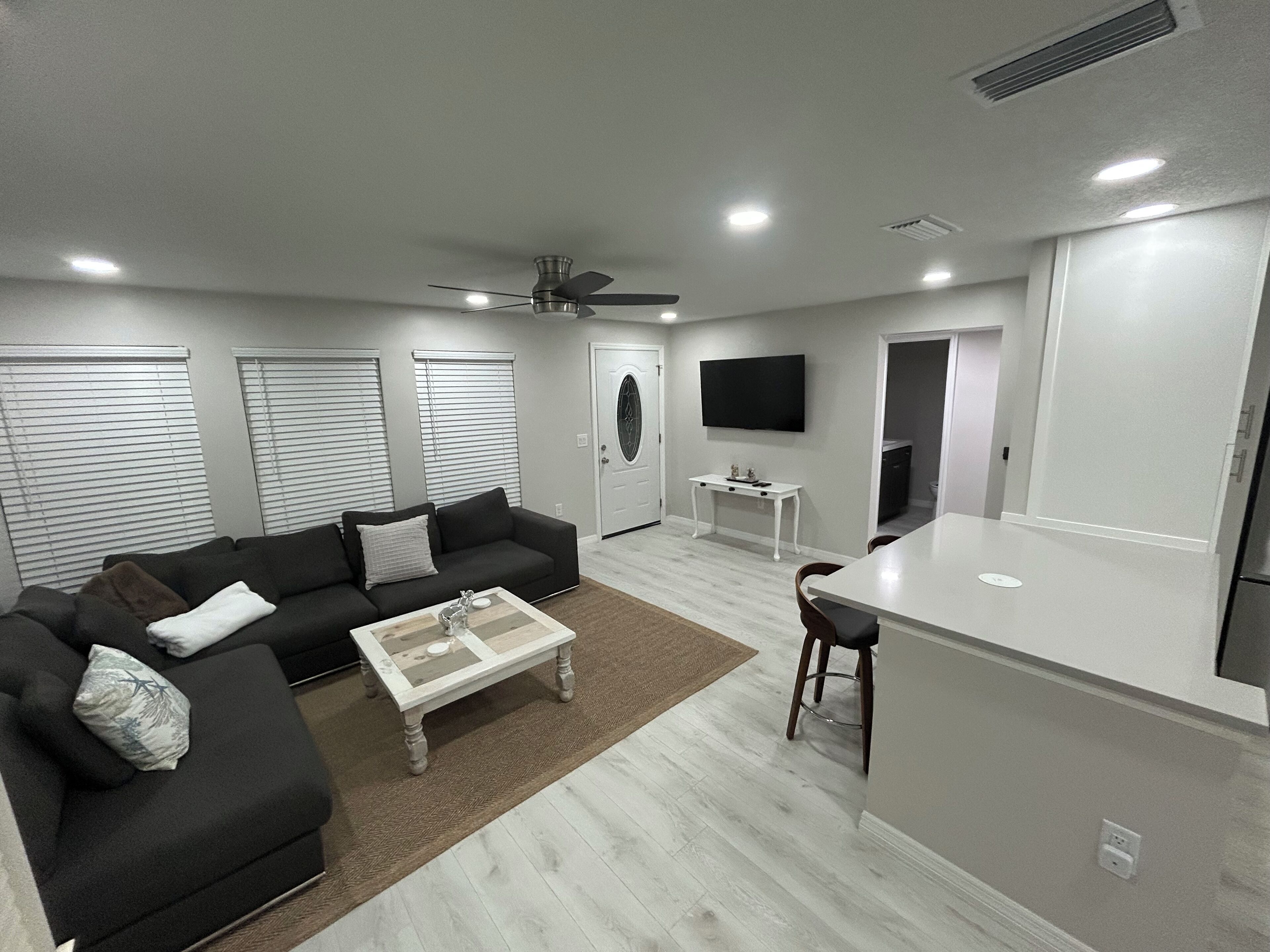 Bayside Condo With Brand New Interior, Walkable To Beach, Retail, Dining & More! - Madeira Beach, FL