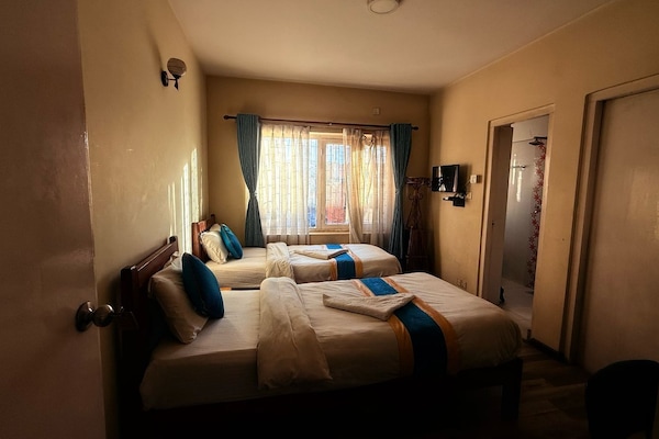 Quarto casal luxo, 1 cama Queen, para não fumantes, no canto | Cofres nos quartos, escrivaninha, espaço de trabalho para notebook