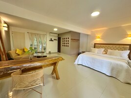 Quarto Duplo de Luxo, 1 cama king-size, varanda | Roupa de alta qualidade, minibar, cortinas/cortinados opacos 