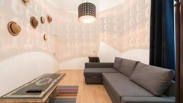 Quarto Duplo Deluxe | Sala de estar | TV de ecrã plano