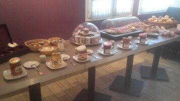 Pequeno-almoço continental diário mediante uma taxa
