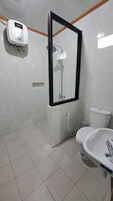 Quarto Familiar | Casa de banho | Um polibã, artigos de higiene pessoal grátis, toalhas fornecidas 