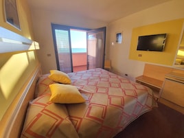 Cofres nos quartos, escrivaninha, cortinas blackout