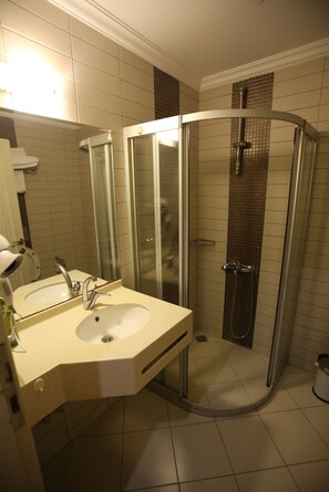 Apartamento Standard, 1 cama de casal e sofá-cama, não fumadores | Casa de banho | Um polibã, artigos de higiene pessoal grátis, um secador de cabelo 