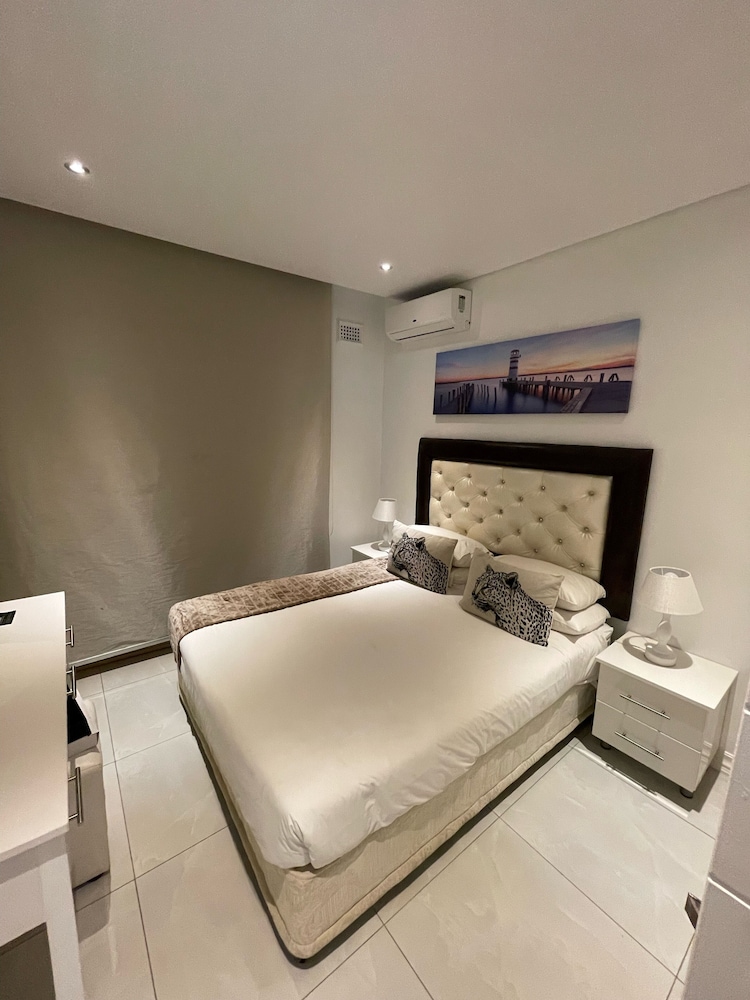 A Fantastic Modern And Spacious Apartment Right On Umhlanga Main Beach - Umhlanga