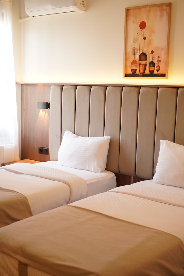 Quarto Twin Standard | Minibar, secretária, secretária adequada para computadores portáteis