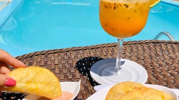 2 piscinas exteriores, da(s) 9:00 à(s) 20:00, guarda-sóis
