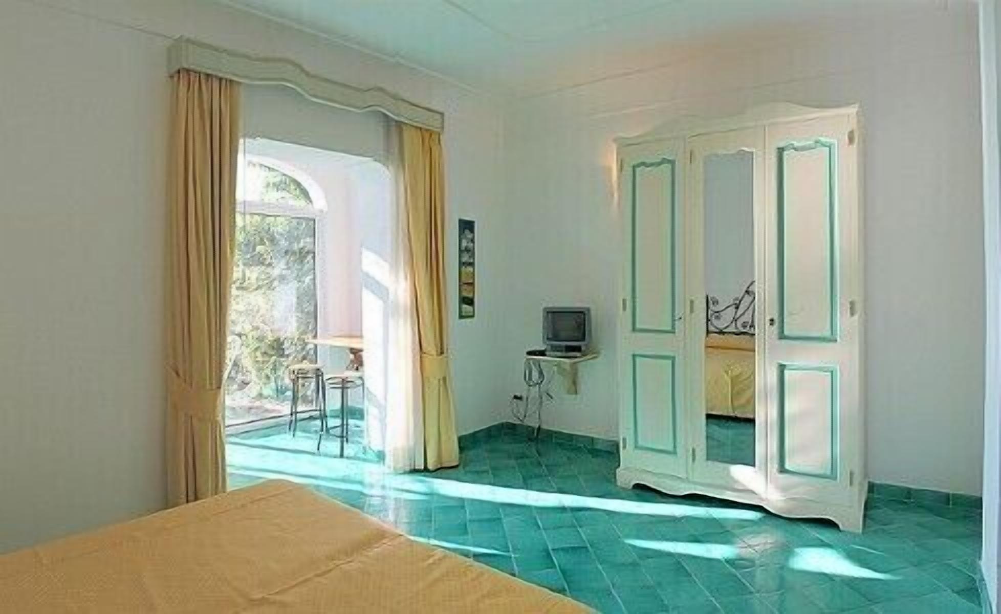 Casa Ilnira A: A Bright And Cheerful Apartment In A Quiet Position, Located On A Hillside Above The Sea, With Free Wi-fi. - Positano