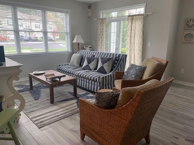 Ground Level 3br Condo W/ Pool/gym/parking - Delaware