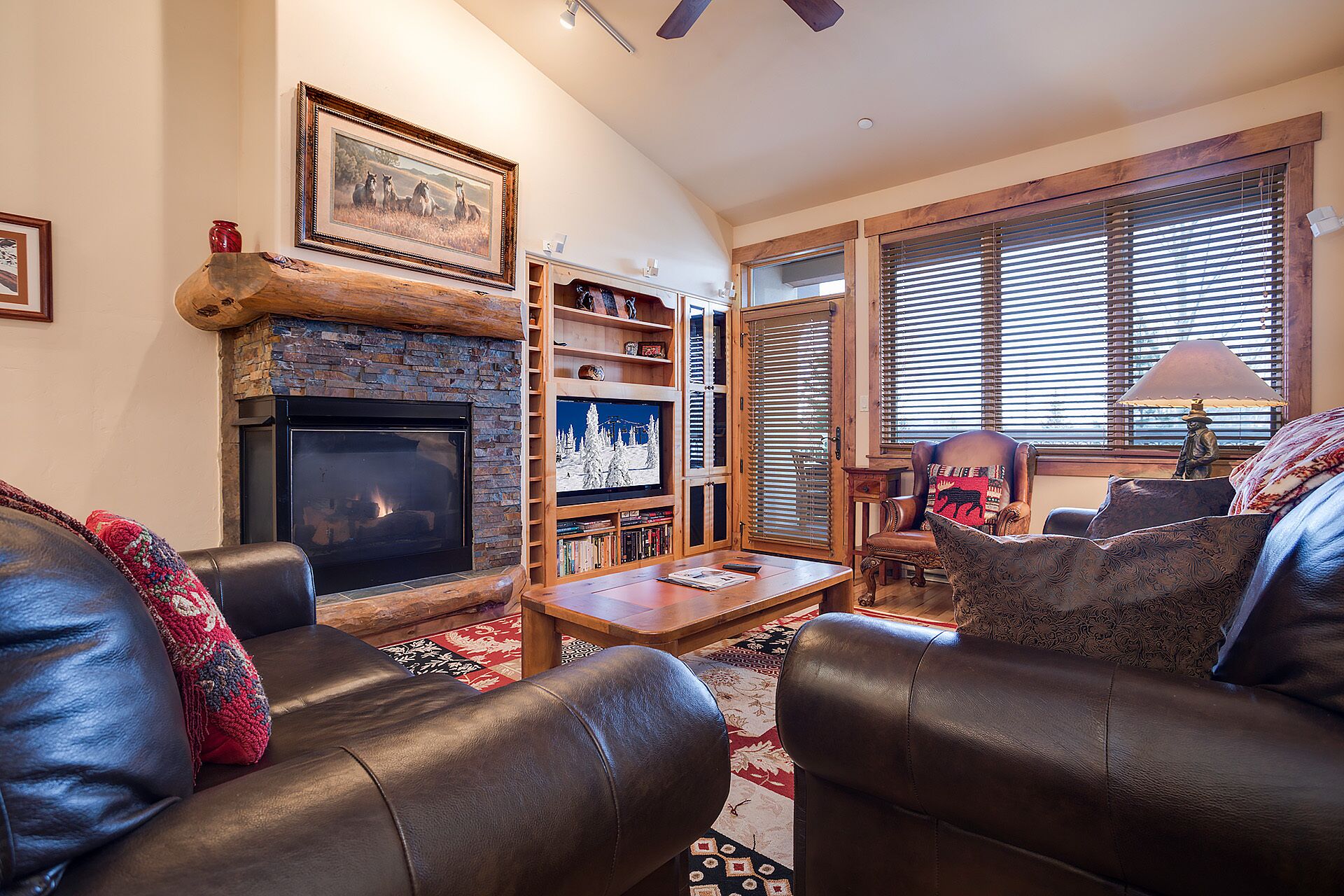Cl3303 | Gorgeous Updated Top Floor Condo | Winter Shuttle | 10 Hot Tubs - Steamboat Springs