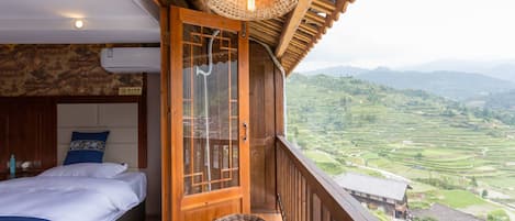 Escrivaninha, cortinas blackout, Wi-Fi de cortesia, roupa de cama