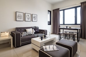 Apartamento Deluxe, 2 quartos | Sala de estar | Smart TV de 40 polegadas com canais por cabo, televisor 