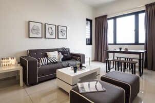 Apartamento Deluxe, 2 quartos | Sala de estar | Smart TV de 40 polegadas com canais por cabo, televisor 