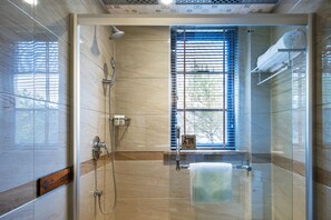 Quarto Duplo Comfort | Casa de banho | Um polibã, artigos de higiene pessoal grátis, um secador de cabelo 