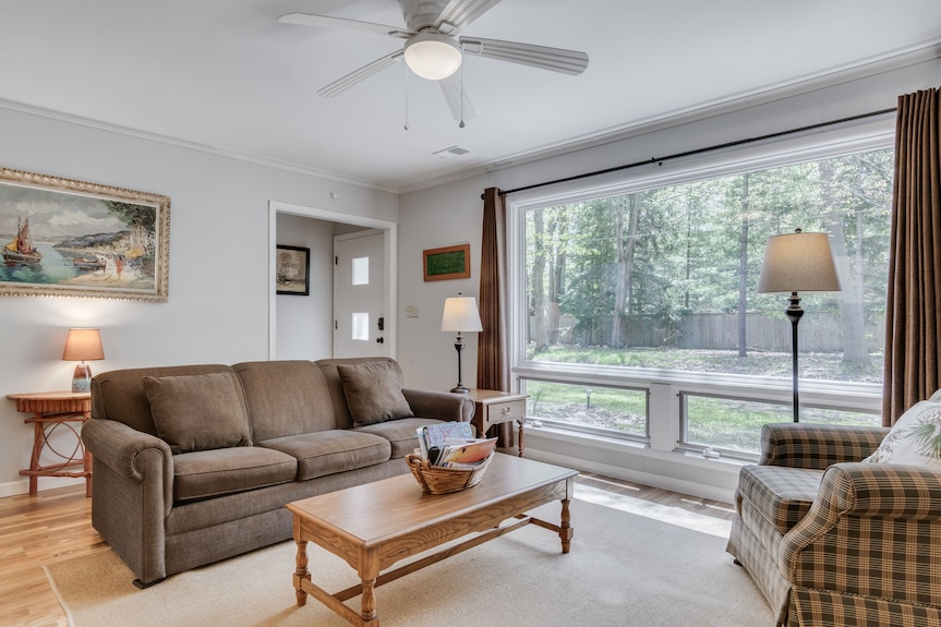 Walk To Beach - Cozy 2 Bed/1 Bath Cottage - Sleeps 6 - 1 Block To Lake Michigan - Douglas, MI