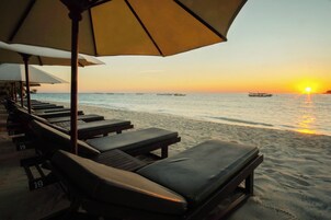 Quarto Duplo Deluxe, vista para o mar | Terraço com espreguiçadeiras