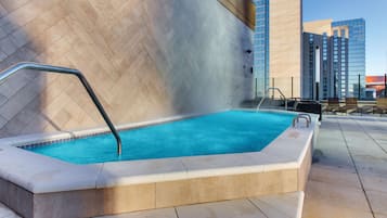 Piscina interior, piscina exterior, espreguiçadeiras