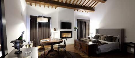 Quarto de Luxo, 1 cama king-size, banheira de hidromassagem | Roupa de alta qualidade, edredões de penas