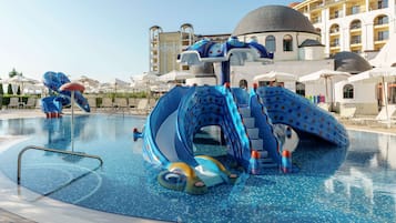 Piscina interior, 2 piscinas exteriores, guarda-sóis, espreguiçadeiras