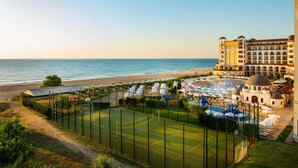 Hotel à beira-mar com campo de tênis, área de piscina e acesso direto à praia.