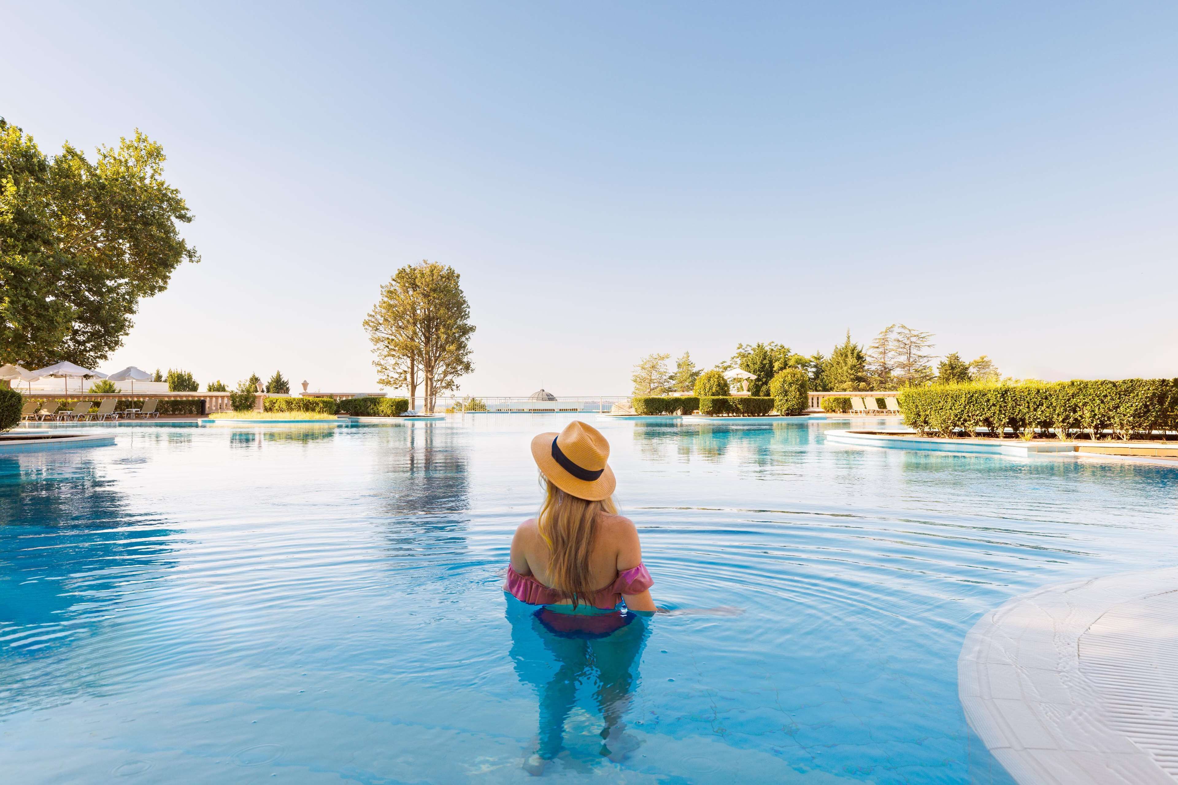 Piscina interna, 5 piscinas externas, guarda-sóis, espreguiçadeiras