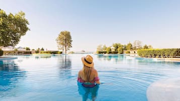 Piscina interna, 5 piscinas externas, guarda-sóis, espreguiçadeiras