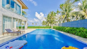 Piscina exterior, guarda-sóis, espreguiçadeiras