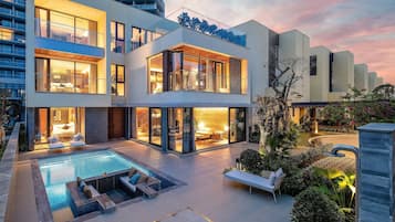 Vila superluxo, 5 quartos, vista parcial para o oceano, ao lado da piscina | Fachada da propriedade à noite