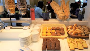 Café da manhã com buffet todos os dias (USD 14 por pessoa)