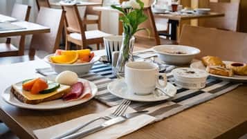 Café da manhã com buffet grátis todos os dias