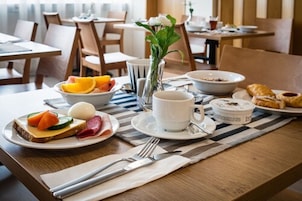 Café da manhã com buffet grátis todos os dias