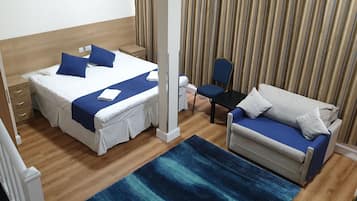Quarto casal superior, 1 cama de casal, para não fumantes, vista para a cidade | Cofres nos quartos, escrivaninha, Wi-Fi de cortesia