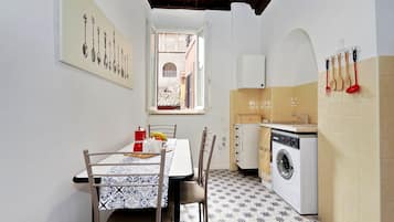 Apartamento, 1 quarto | Cozinha privada | Um frigorífico/congelador grande, um micro-ondas, uma placa de cozinha