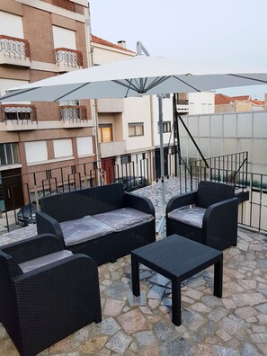 Apartamento Standard, várias camas, não fumadores, Vista para a cidade | Terraço/pátio interior